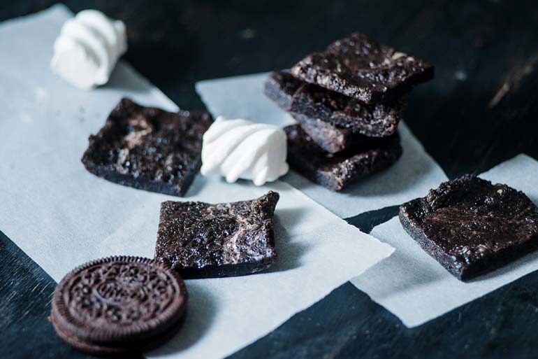 No-Bake Chewy Oreo Bars - TheEatDown.com